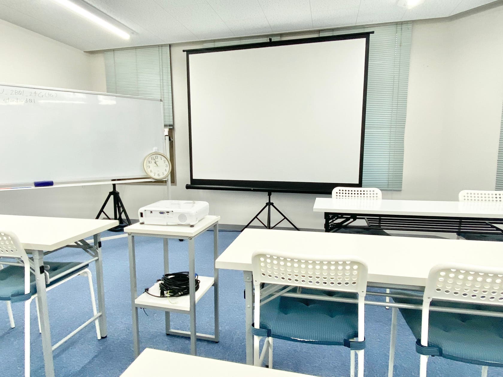 【新横浜駅から徒歩3分・51名利用可】無料備品充実🌟Wi-Fi/プロジェクター/スクリーン/マイク/スピーカー/ホワイトボードBの写真4