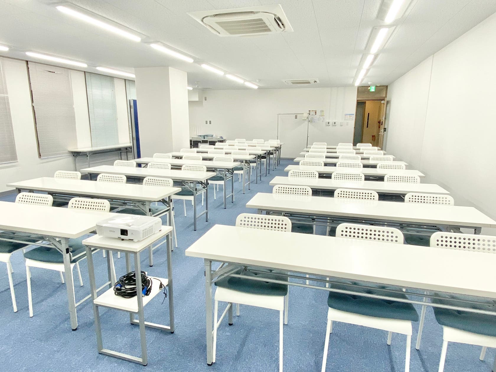 【新横浜駅から徒歩3分・51名利用可】無料備品充実🌟Wi-Fi/プロジェクター/スクリーン/マイク/スピーカー/ホワイトボードBの写真5