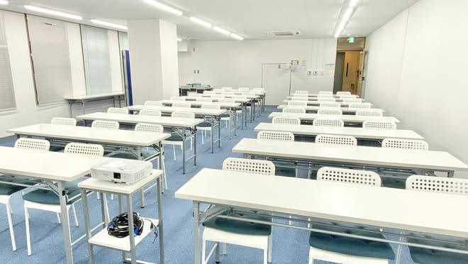 【新横浜駅から徒歩3分・51名利用可】無料備品充実🌟Wi-Fi/プロジェクター/スクリーン/マイク/スピーカー/ホワイトボードBの写真5