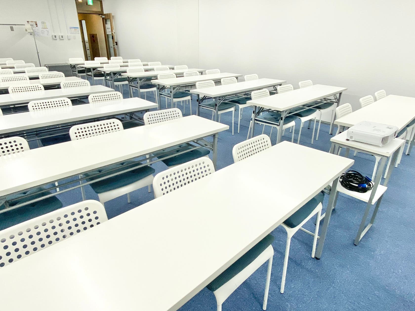 【新横浜駅から徒歩3分・51名利用可】無料備品充実🌟Wi-Fi/プロジェクター/スクリーン/マイク/スピーカー/ホワイトボードBの写真6