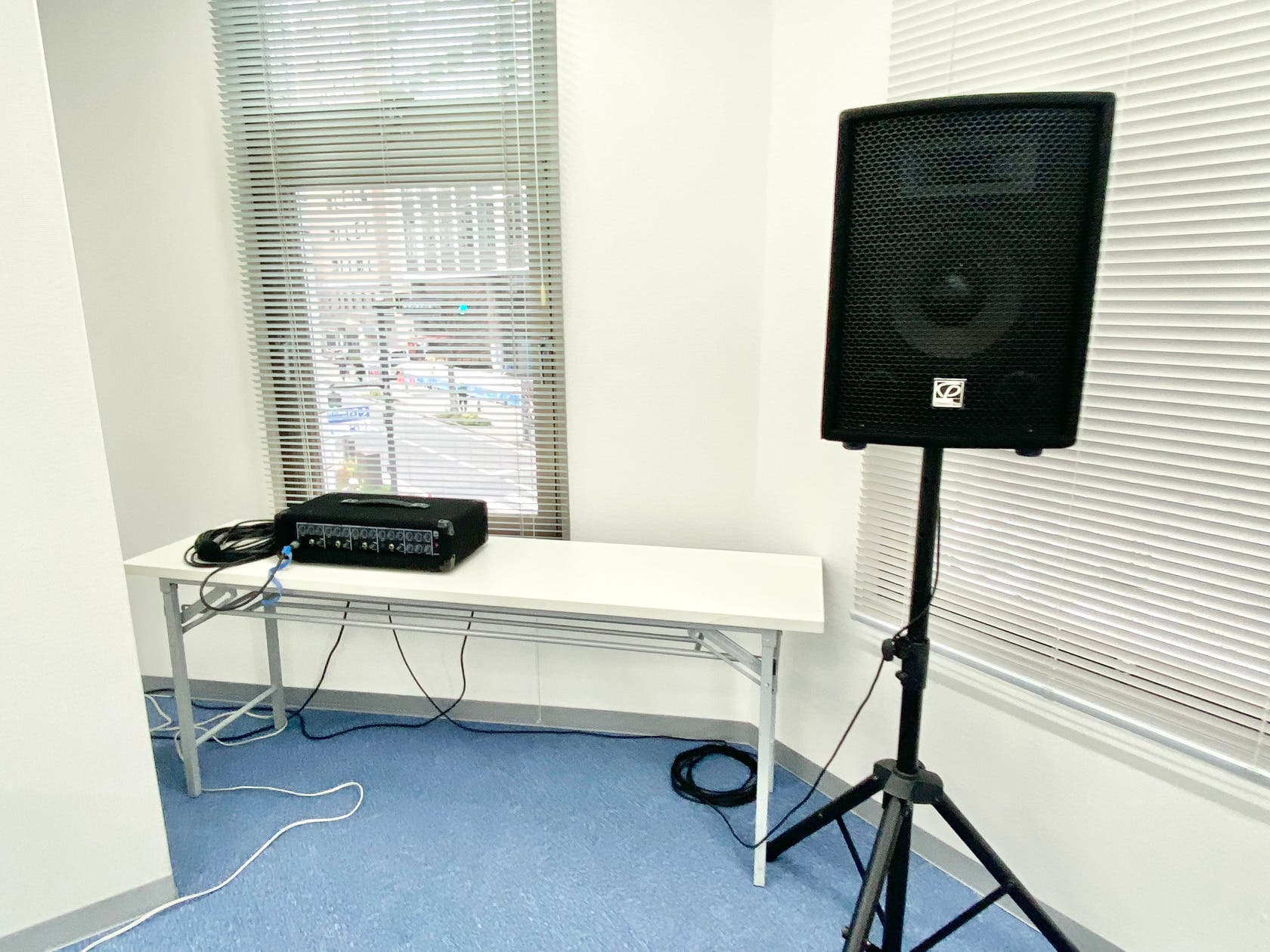 【新横浜駅から徒歩3分・51名利用可】無料備品充実🌟Wi-Fi/プロジェクター/スクリーン/マイク/スピーカー/ホワイトボードBの写真7