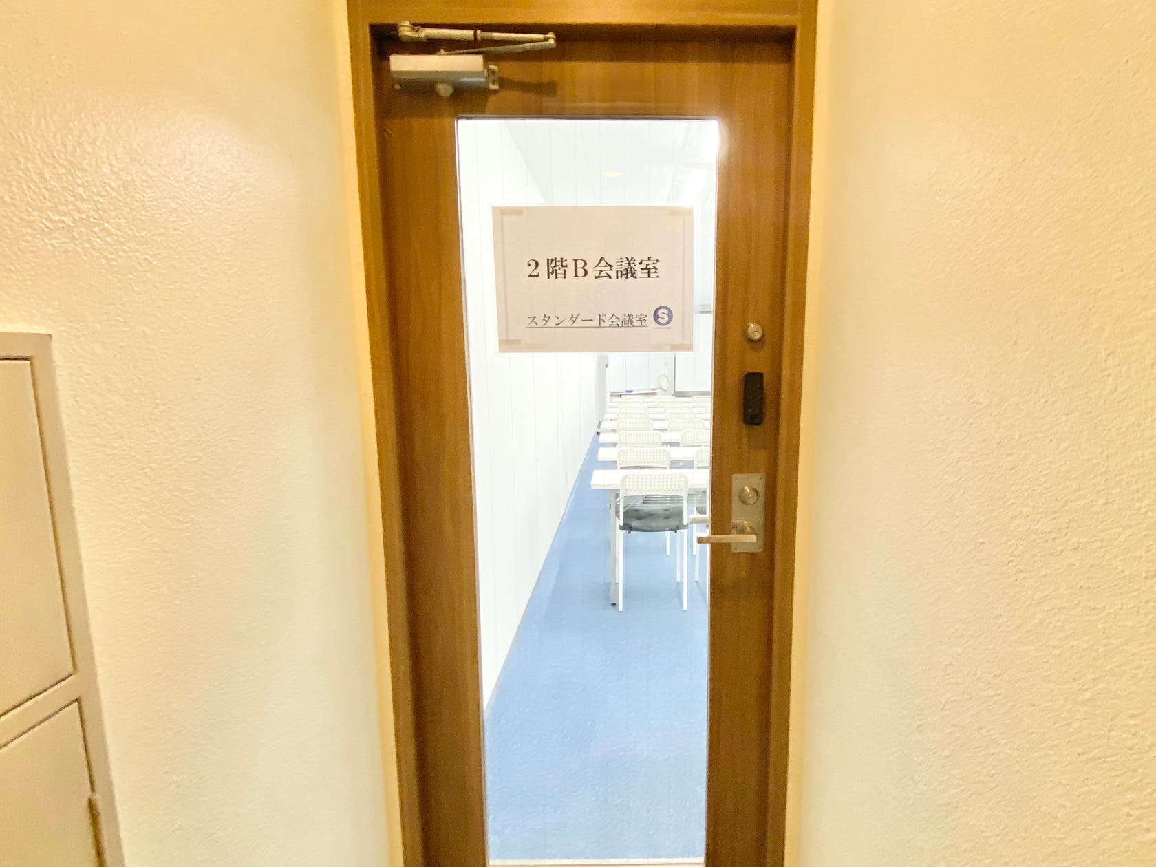 【新横浜駅から徒歩3分・51名利用可】無料備品充実🌟Wi-Fi/プロジェクター/スクリーン/マイク/スピーカー/ホワイトボードBの写真8