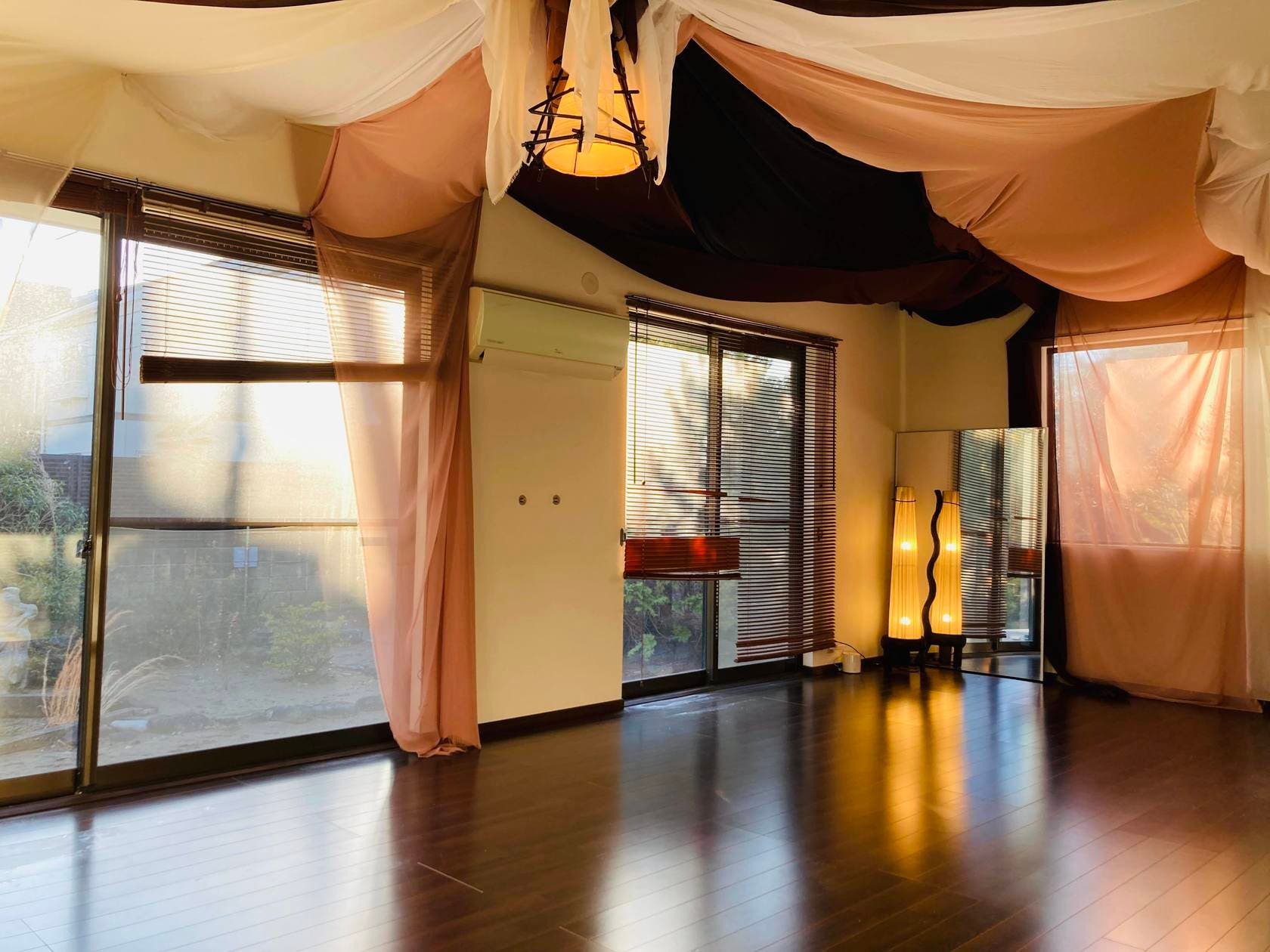 ヨガマット、マッサージ台等完備！広々した庭と日差しが気持ち良い海まで徒歩15分の多目的スタジオ・スペース！の写真1