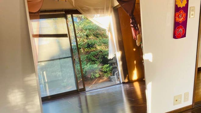 ヨガマット、マッサージ台等完備!広々した庭と日差しが気持ち良い海まで徒歩15分の多目的スタジオ・スペース!の写真5