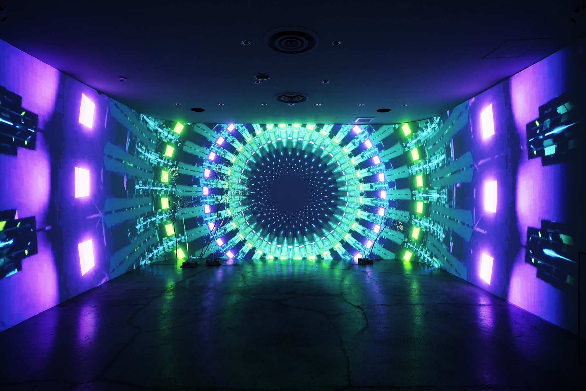 壁一面にプロジェクターが映せるスタジオ・音出しOK！MV撮影・PV撮影にピッタリな空間ですの写真10