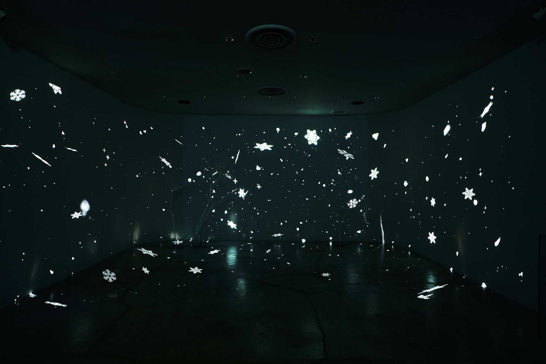 壁一面にプロジェクターが映せるスタジオ・音出しOK！MV撮影・PV撮影にピッタリな空間ですの写真7