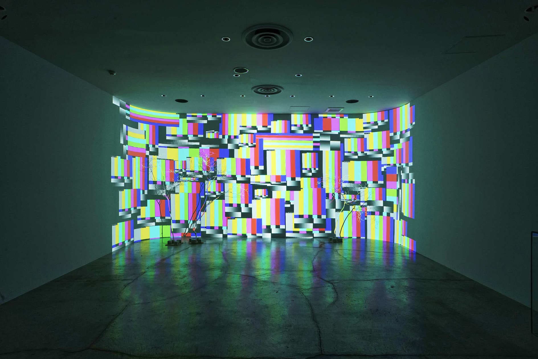 壁一面にプロジェクターが映せるスタジオ・音出しOK！MV撮影・PV撮影にピッタリな空間ですの写真17