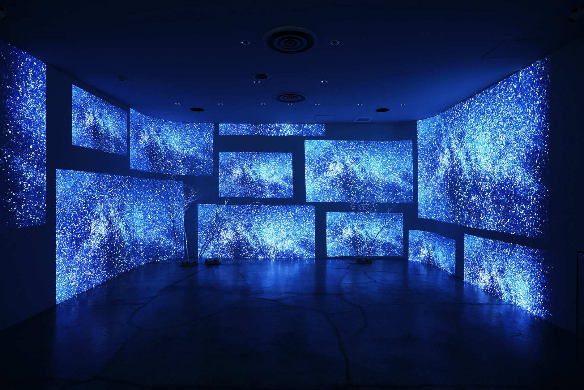 壁一面にプロジェクターが映せるスタジオ・音出しOK！MV撮影・PV撮影にピッタリな空間ですの写真11