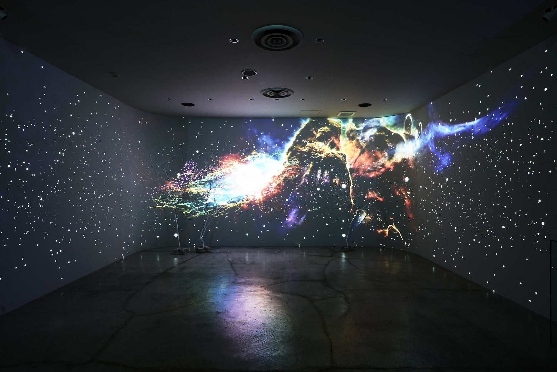 壁一面にプロジェクターが映せるスタジオ・音出しOK！MV撮影・PV撮影にピッタリな空間ですの写真19