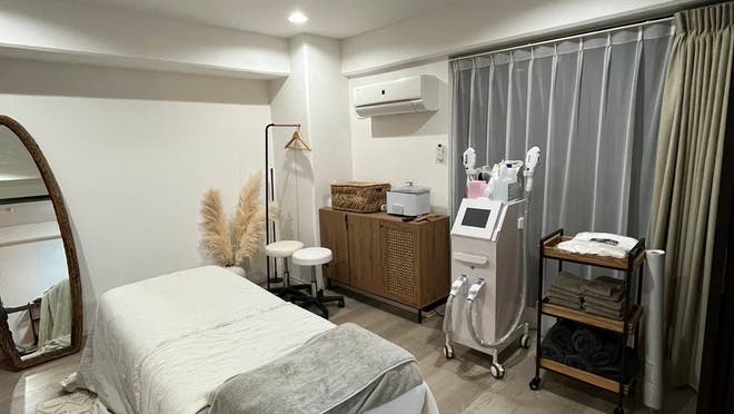 【2周年記念|激安】阿佐ヶ谷駅から徒歩1分の広いオシャレサロン|施術台も2台設置可|会議・打ち合わせ利用可の写真1