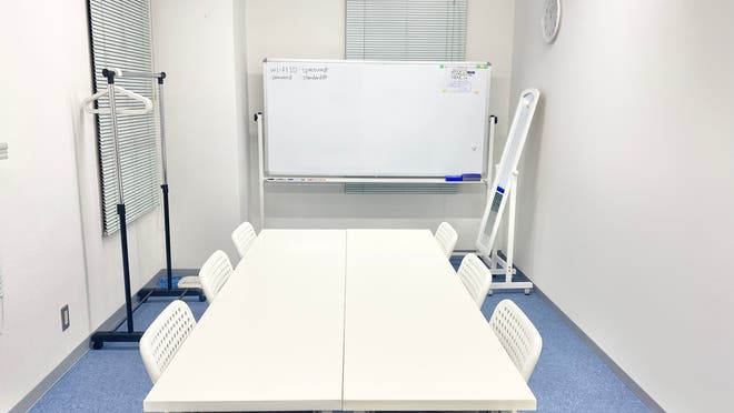 【新横浜駅から徒歩3分・少人数利用可】無料備品充実🌟無線Wi-Fi/ホワイトボード/延長コード/新横浜店2階ミーティングルームの写真1