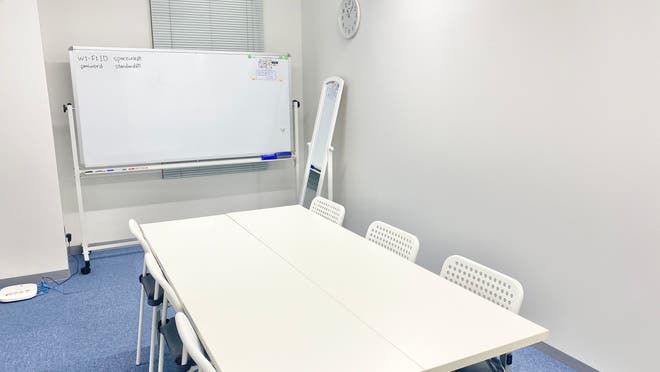 【新横浜駅から徒歩3分・少人数利用可】無料備品充実🌟無線Wi-Fi/ホワイトボード/延長コード/新横浜店2階ミーティングルームの写真2