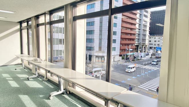 【新宿御苑前駅から徒歩3分・69名利用可🌟】■会議・研修・セミナー・ウェビナー・説明会■全室新宿御苑が見えます■3階A会議室の写真5