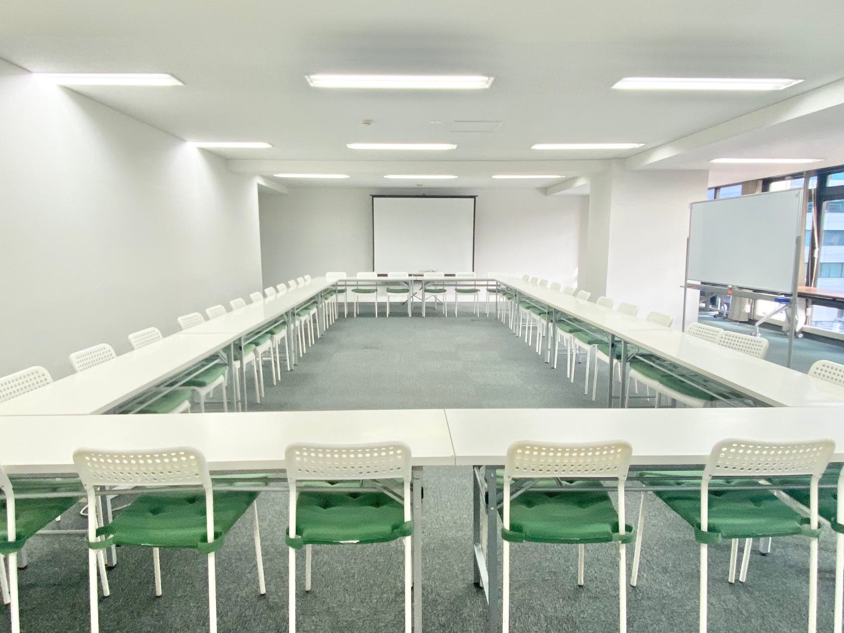 【新宿御苑前駅から徒歩3分・51名利用可🌟】■会議・研修・セミナー・ウェビナー・説明会■全室新宿御苑が見えます■3階C会議室の写真1