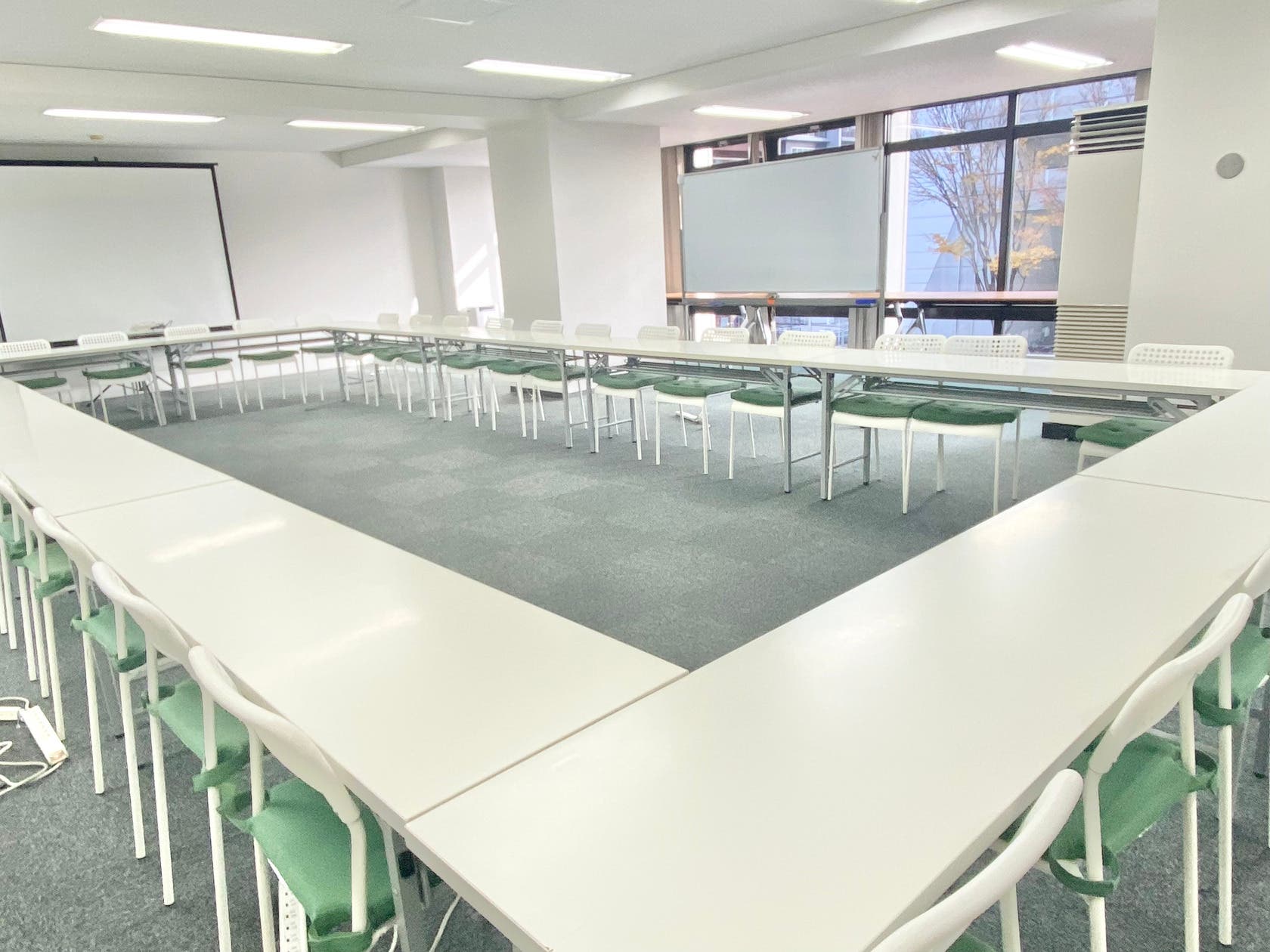 【新宿御苑前駅から徒歩3分・51名利用可🌟】■会議・研修・セミナー・ウェビナー・説明会■全室新宿御苑が見えます■3階C会議室の写真2