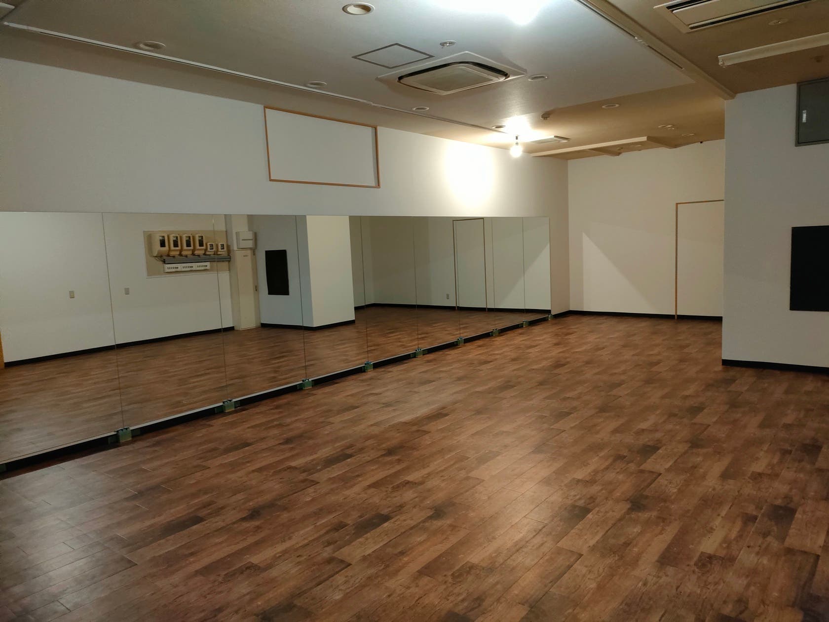 ダンス ヨガなどレッスンの開催や個人練習にも最適なスペースです。の写真4
