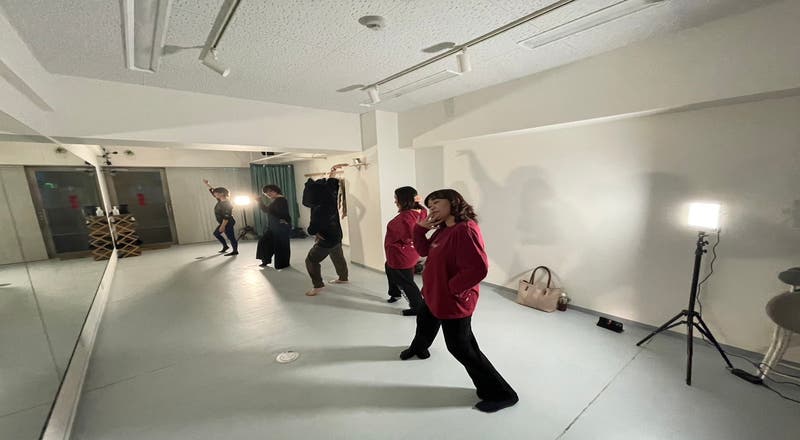 【都心駅前のプライベート空間】Studio Lamp総武線大久保駅から徒歩30秒の路面１階の清潔感あふれるレンタルスタジオです。