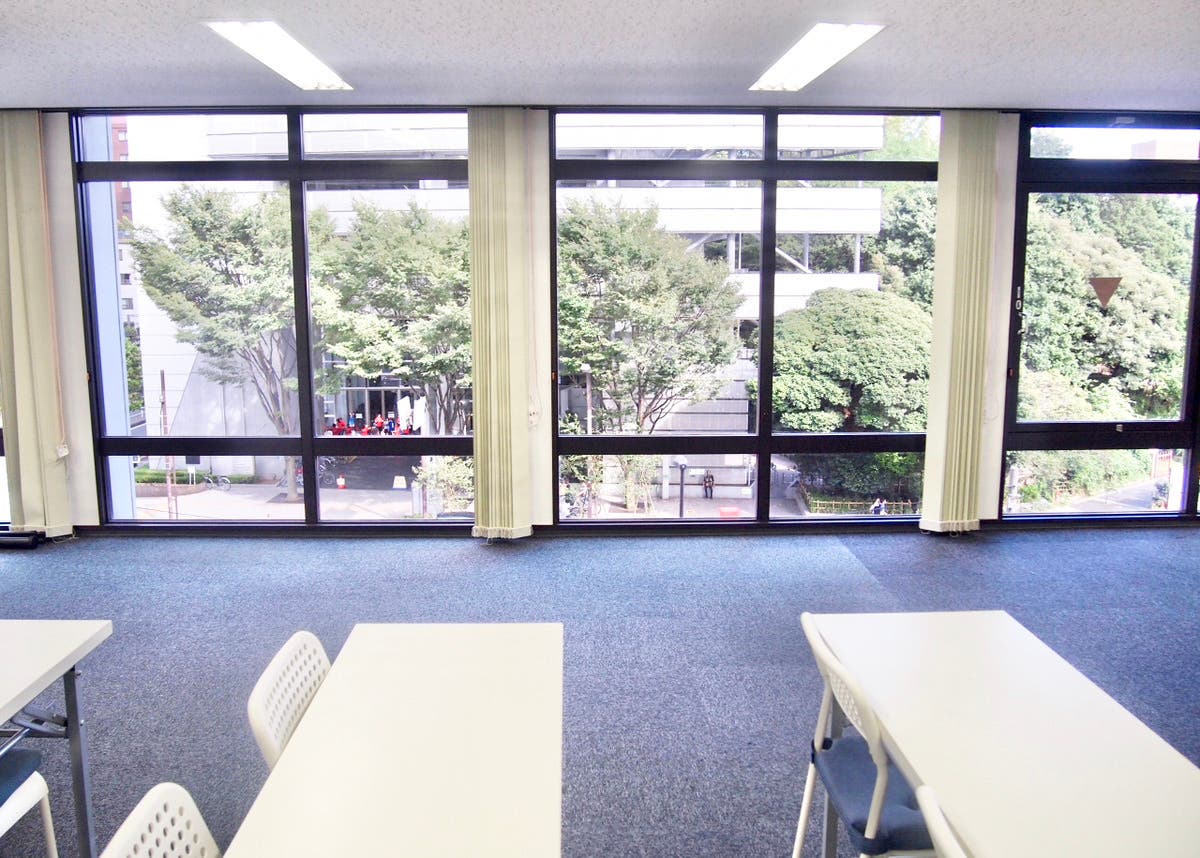 【新宿御苑前駅から徒歩3分・54名利用可🌟】■会議・研修・セミナー・ウェビナー・説明会■全室新宿御苑が見えます■4階F会議室の写真5