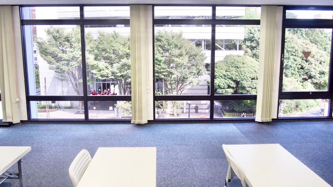 【新宿御苑前駅から徒歩3分・54名利用可🌟】■会議・研修・セミナー・ウェビナー・説明会■全室新宿御苑が見えます■4階F会議室の写真5