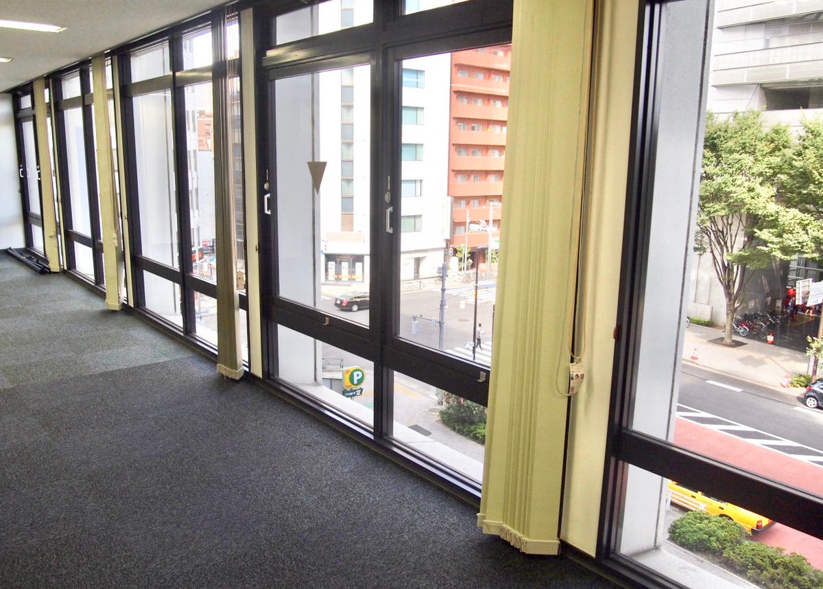 【新宿御苑前駅から徒歩3分・54名利用可🌟】■会議・研修・セミナー・ウェビナー・説明会■全室新宿御苑が見えます■4階F会議室の写真6