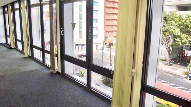 【新宿御苑前駅から徒歩3分・54名利用可🌟】■会議・研修・セミナー・ウェビナー・説明会■全室新宿御苑が見えます■4階F会議室の写真6