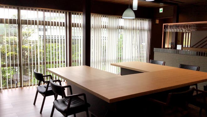 ゆったりと落ち着きのあるコの字テーブル席の写真1