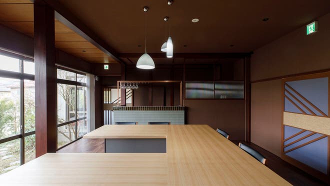 ゆったりと落ち着きのあるコの字テーブル席の写真2