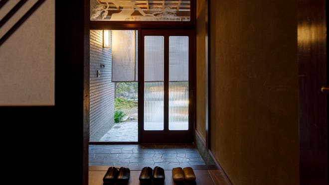 ゆったりと落ち着きのあるコの字テーブル席の写真3