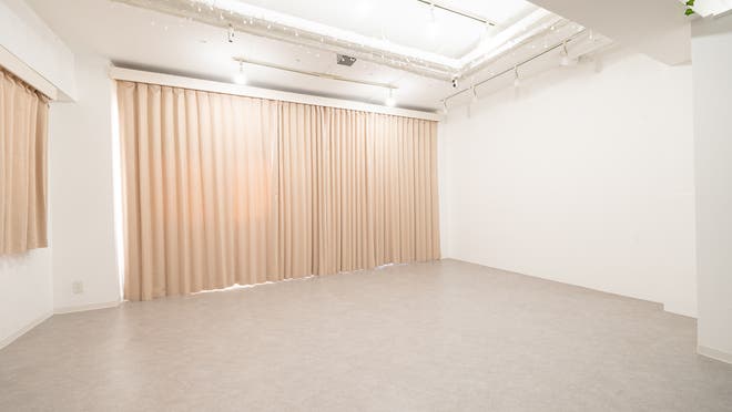 駅近!白を基調とした自然光がきれいな フォトスタジオの写真2