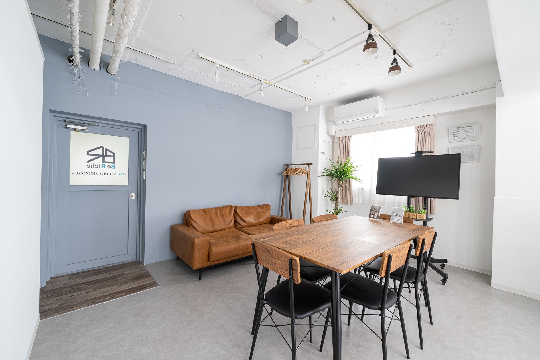 駅近！白を基調とした自然光がきれいな フォトスタジオの写真4