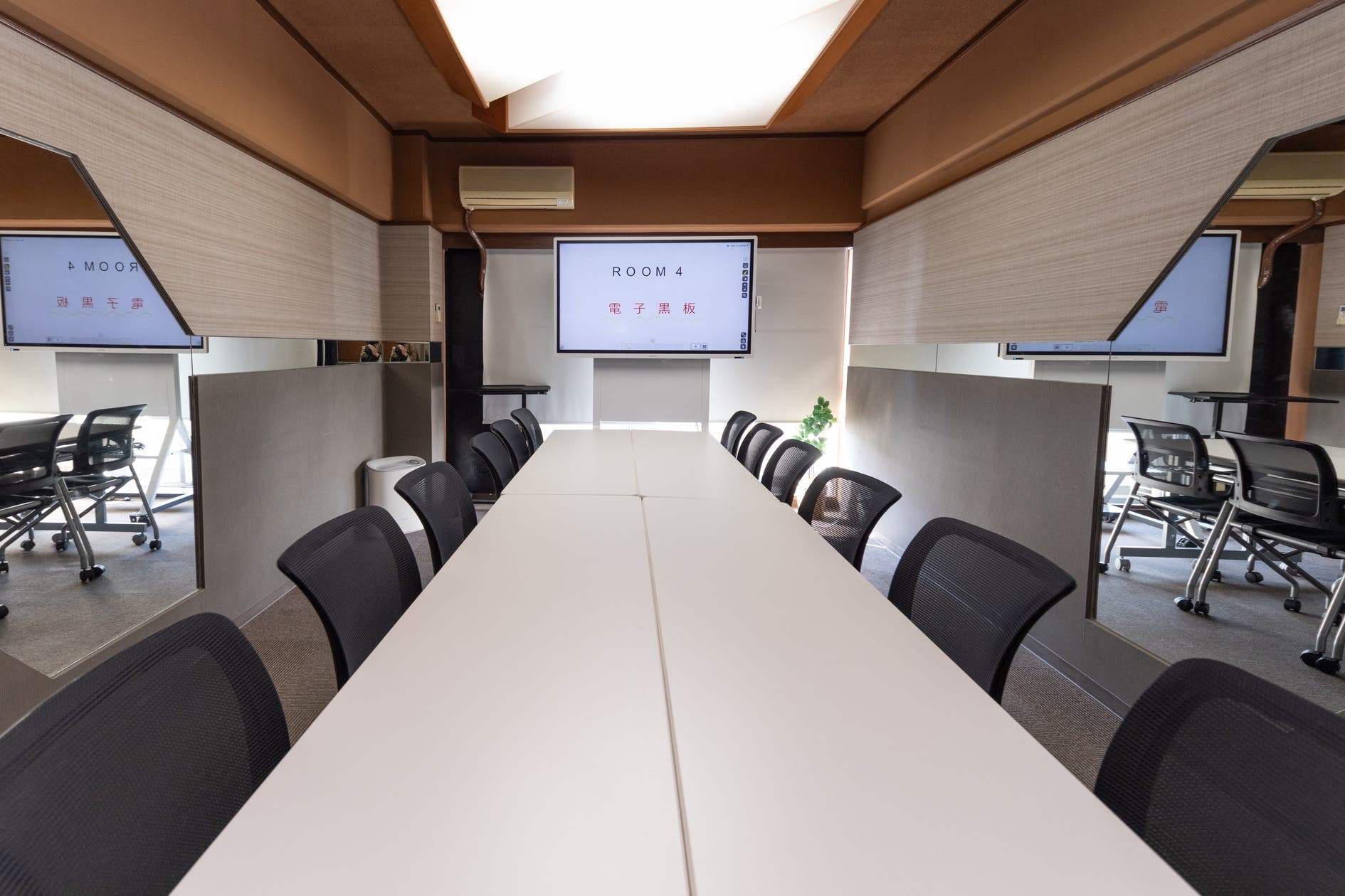 【リモートベースroom4】⚡️パソコン接続楽々55インチの電子黒板採用の次世代スペース⚡️12人着席⚡️近鉄四日市4分⚡️の写真5