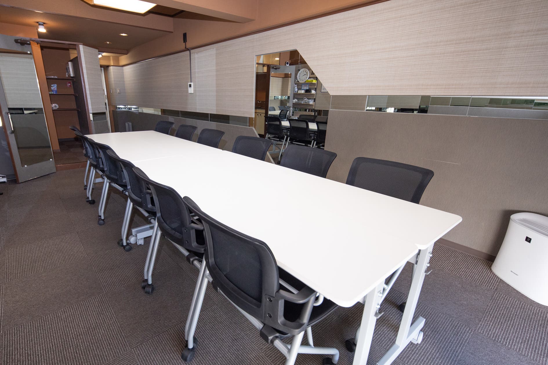 【リモートベースroom4】⚡️パソコン接続楽々55インチの電子黒板採用の次世代スペース⚡️12人着席⚡️近鉄四日市4分⚡️の写真4