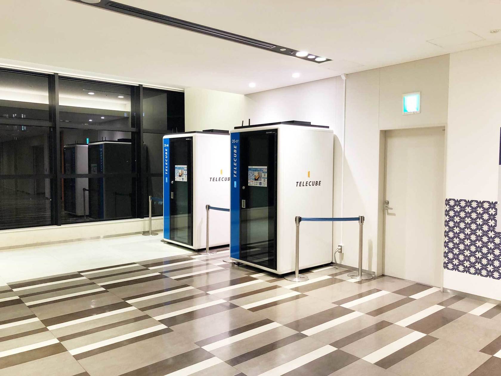 【テレキューブ】新宿フロントタワー 2Fの個室型ワークブース（20-06）です。視線と音を遮る、プライベートな集中環境。の写真1