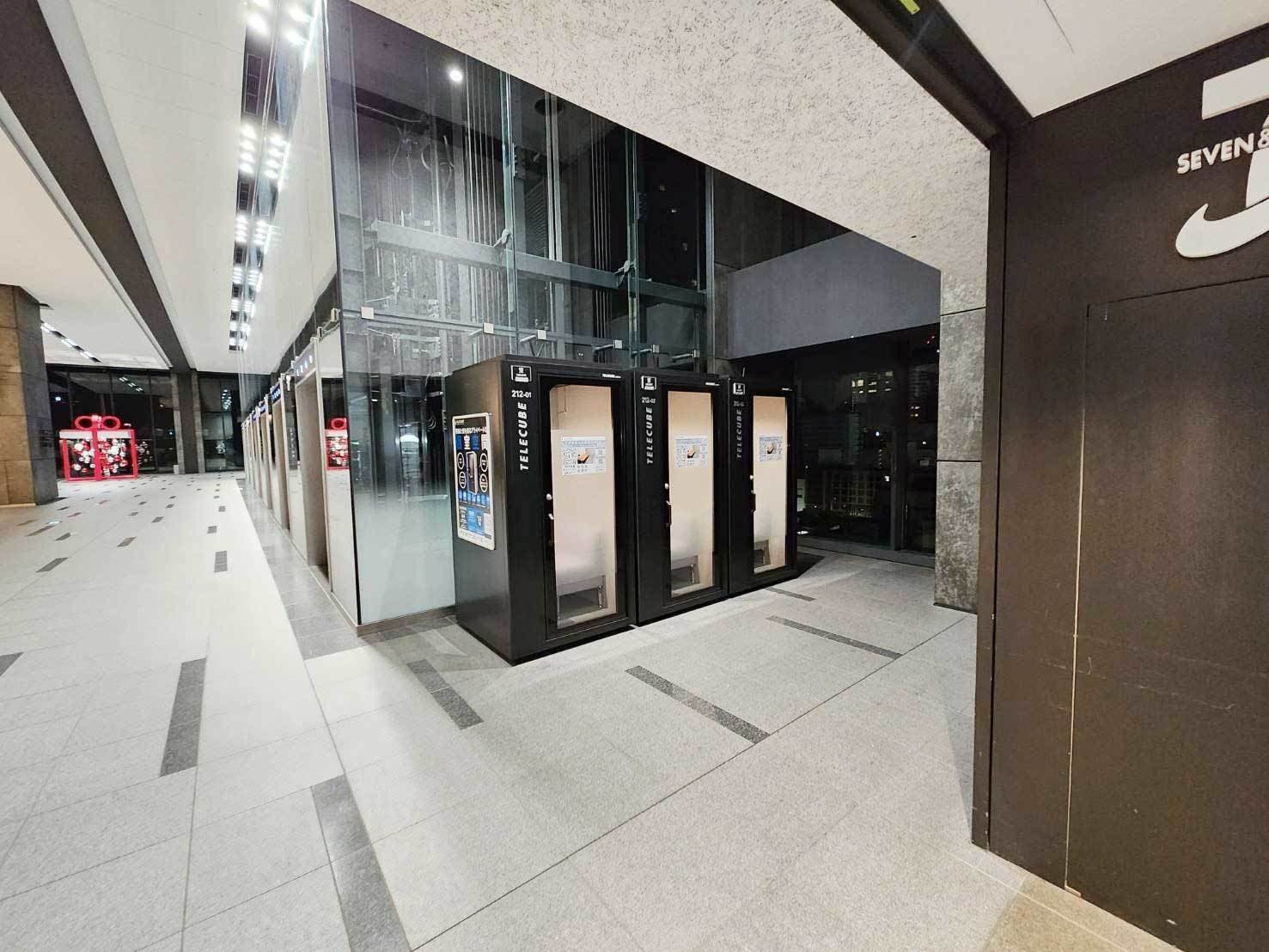 【テレキューブ】グランフロント大阪タワーBの個室型ワークブース（212-01）です。視線と音を遮る、プライベートな集中環境。の写真1