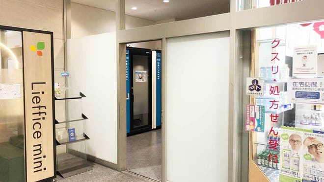 【テレキューブ】なんばパークスタワーの個室型ワークブース(215-06)です。視線と音を遮る、プライベートな集中環境。の写真1