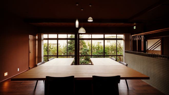 ゆったりと落ち着きのあるコの字テーブル席の写真4