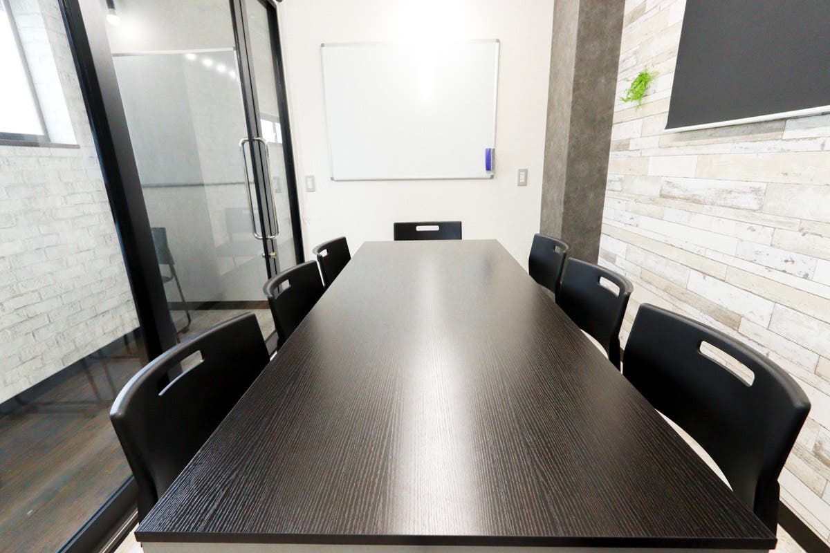 【心斎橋駅徒歩53秒！8名利用可！】大型モニター・WiFi無料！デザイナーズ物件！ふれあい貸し会議室 心斎橋No99の写真5