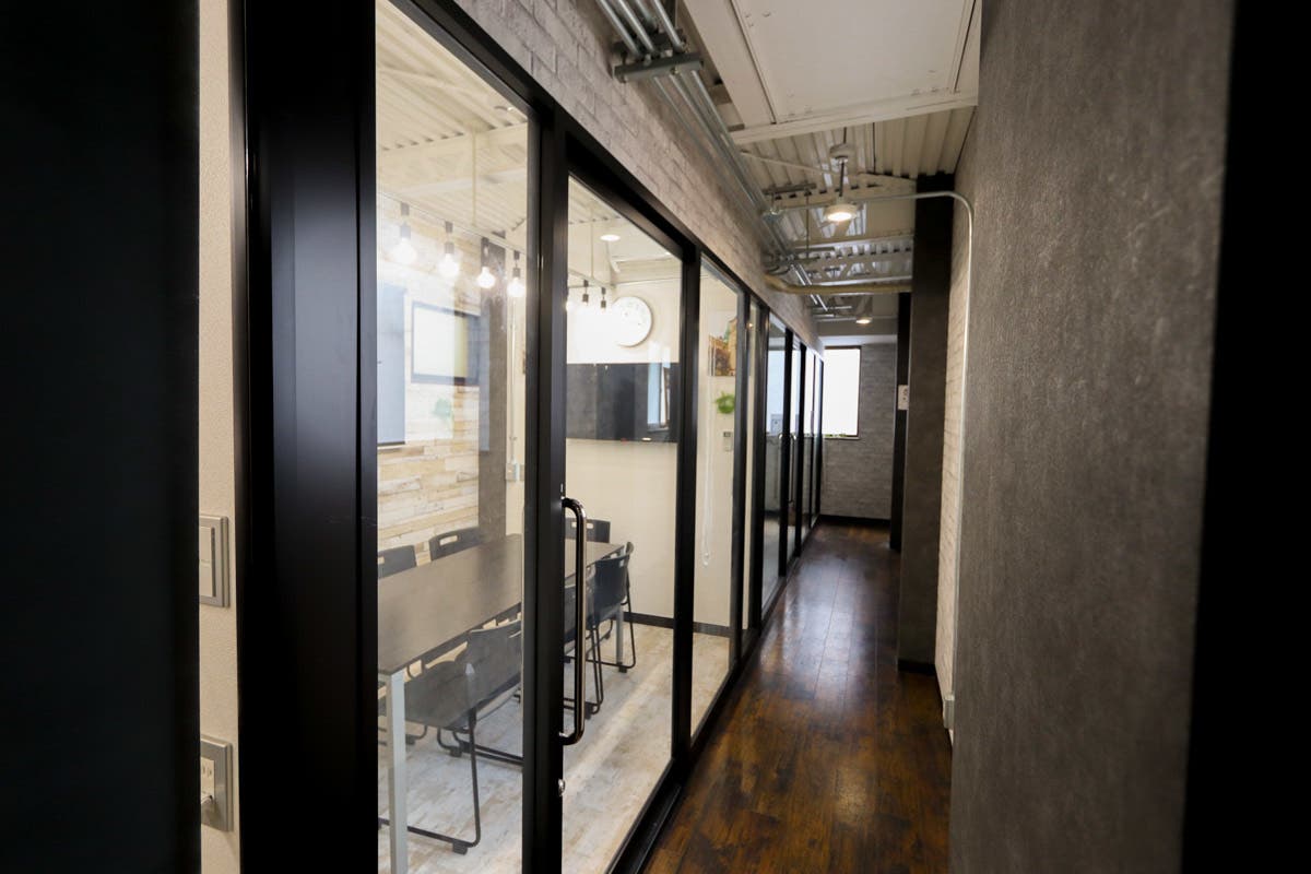 【心斎橋駅徒歩53秒！8名利用可！】大型モニター・WiFi無料！デザイナーズ物件！ふれあい貸し会議室 心斎橋No99の写真10