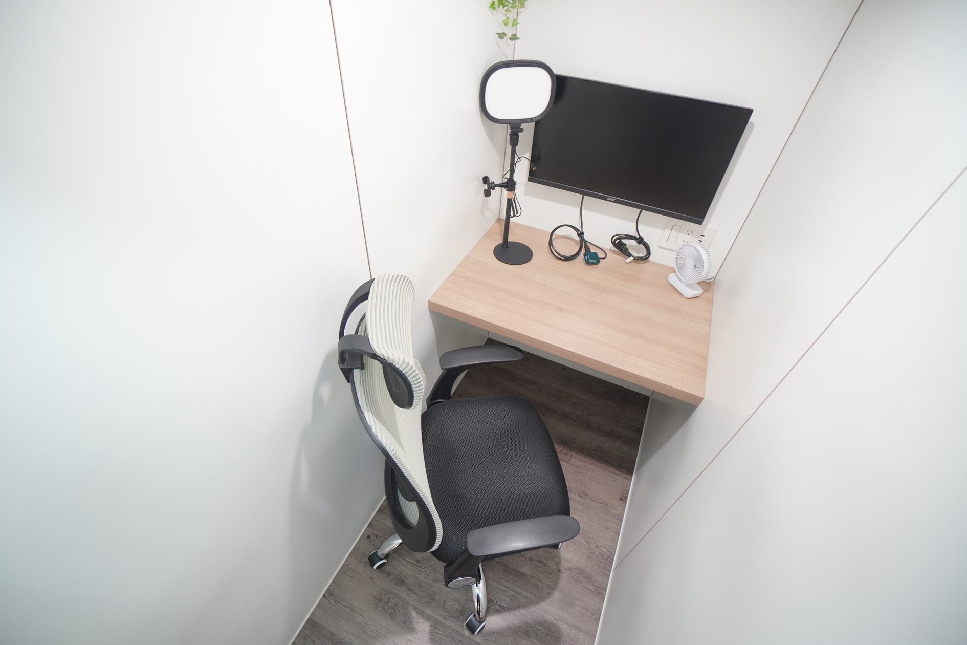 ＜ワークブース大久保No.1＞大久保駅徒歩10秒🚃1人用完全個室🚪Wi-Fi📶モニター🖥電源🔌⚡️テレワーク/面接/自習/作業の写真1