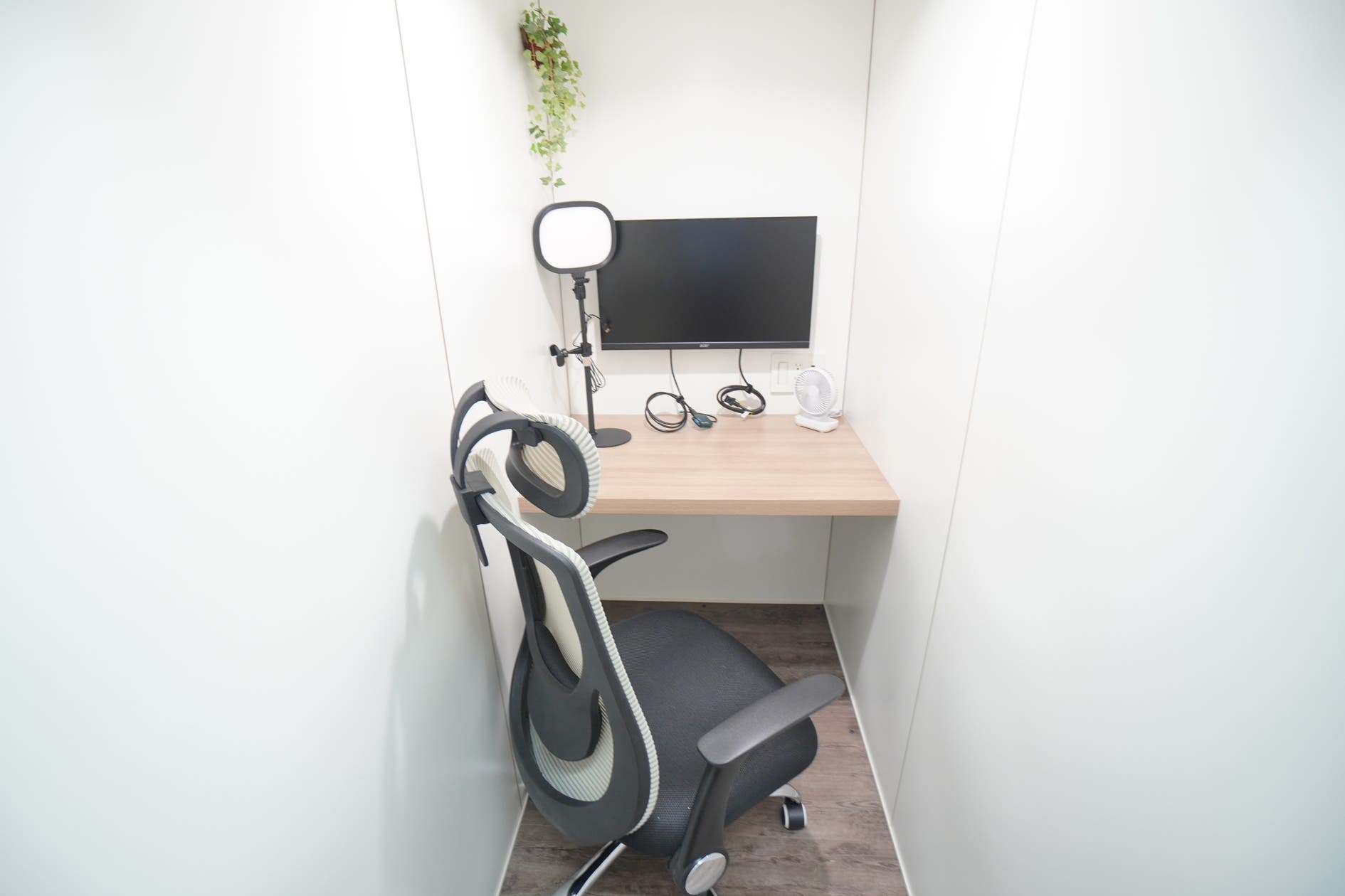 ＜ワークブース大久保No.1＞大久保駅徒歩10秒🚃1人用完全個室🚪Wi-Fi📶モニター🖥電源🔌⚡️テレワーク/面接/自習/作業の写真2