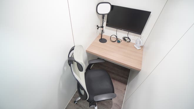 <ワークブース大久保No.2>大久保駅徒歩10秒🚃1人用完全個室🚪Wi-Fi📶モニター🖥電源🔌⚡️テレワーク/面接/自習/作業の写真1