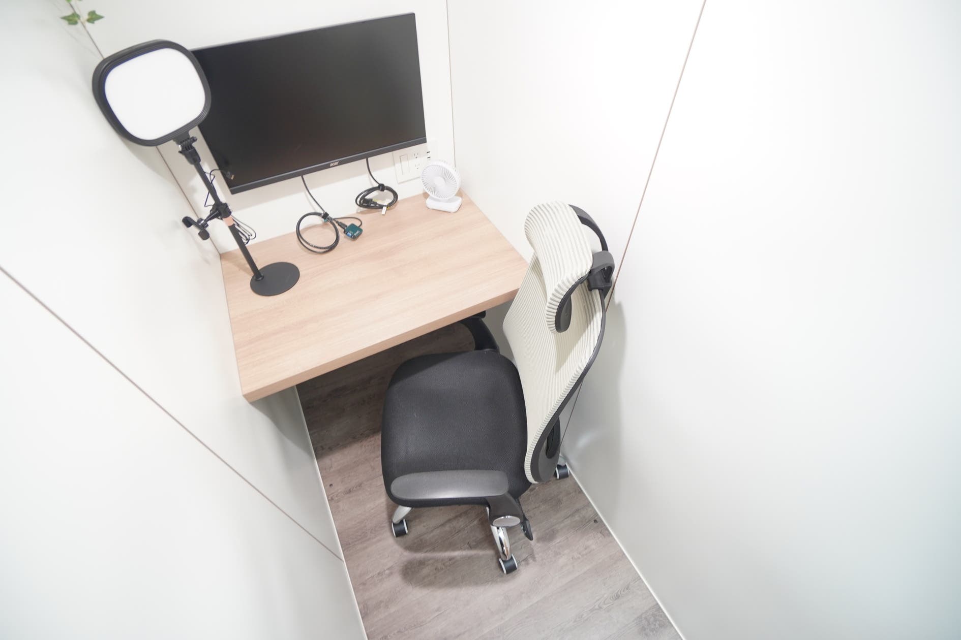 ＜ワークブース大久保No.2＞大久保駅徒歩10秒🚃1人用完全個室🚪Wi-Fi📶モニター🖥電源🔌⚡️テレワーク/面接/自習/作業の写真3