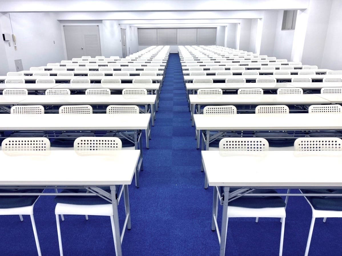 【神田駅から徒歩5分】⭐️無料備品多数⭐️会議・研修・試験会場等様々な用途でご利用可能⭐️2階ホールの写真1