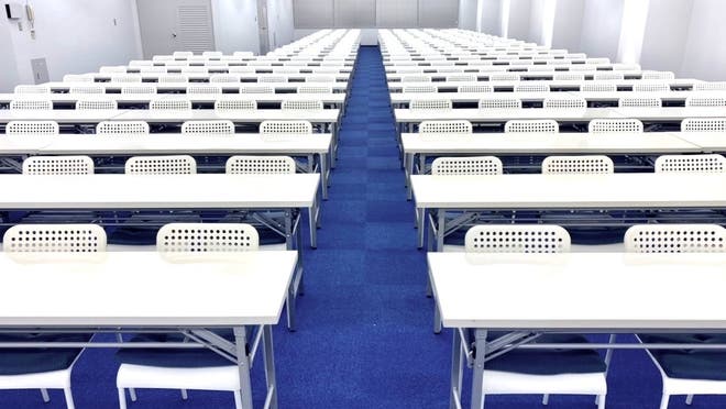 【神田駅から徒歩5分】⭐️無料備品多数⭐️会議・研修・試験会場等様々な用途でご利用可能⭐️2階ホールの写真1