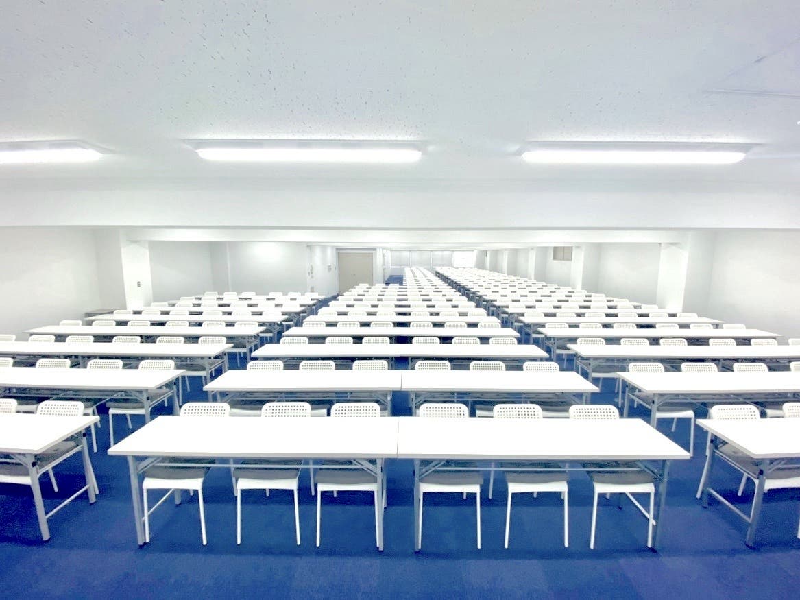 【神田駅から徒歩5分】⭐️無料備品多数⭐️会議・研修・試験会場等様々な用途でご利用可能⭐️神田3階ホールの写真1