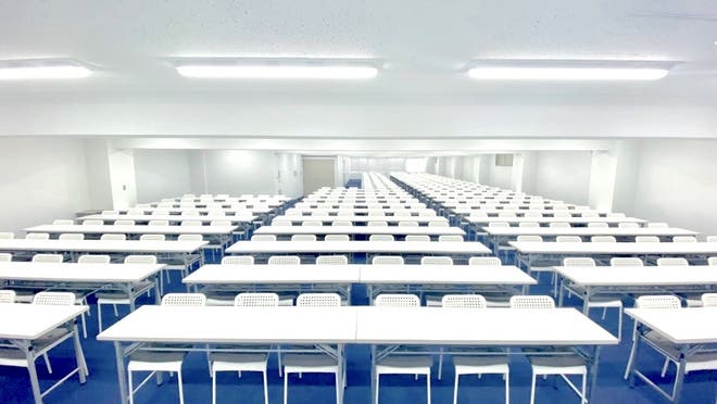 【神田駅から徒歩5分】⭐️無料備品多数⭐️会議・研修・試験会場等様々な用途でご利用可能⭐️神田3階ホールの写真1