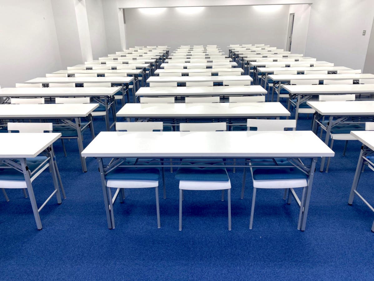 【神田駅から徒歩5分】⭐️無料備品多数⭐️会議・研修・試験会場等様々な用途でご利用可能⭐️4階A会議室の写真1