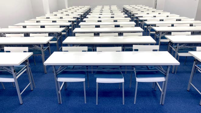 【神田駅から徒歩5分】⭐️無料備品多数⭐️会議・研修・試験会場等様々な用途でご利用可能⭐️4階A会議室の写真1