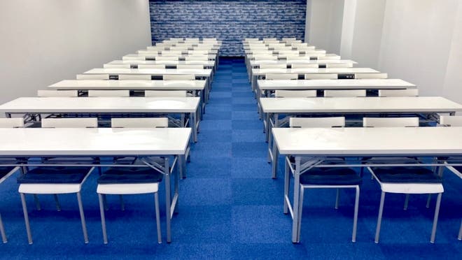 【神田駅から徒歩5分】⭐️無料備品多数⭐️会議・研修・試験会場等様々な用途でご利用可能⭐️4階B会議室の写真1