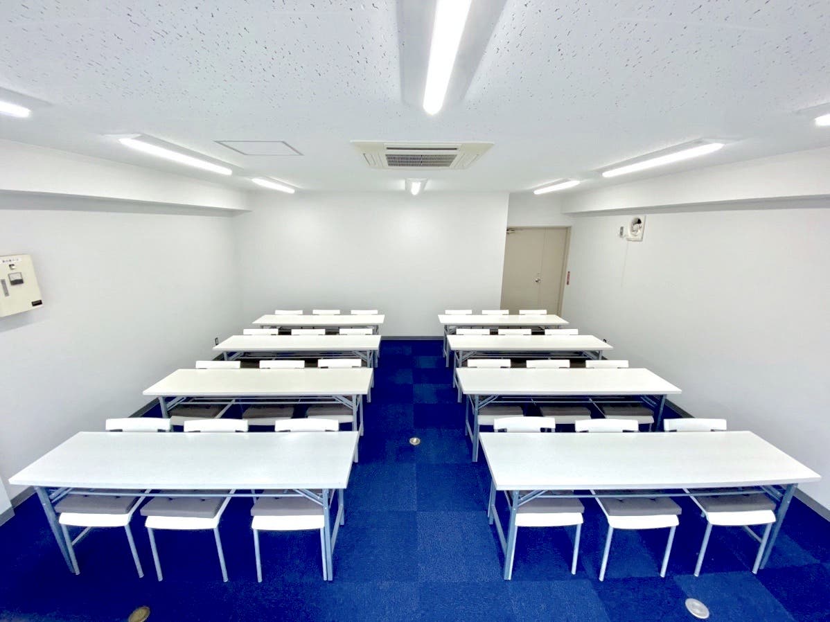 【神田駅から徒歩5分】⭐️無料備品多数⭐️会議・研修・試験会場等様々な用途でご利用可能⭐️4階D会議室の写真1